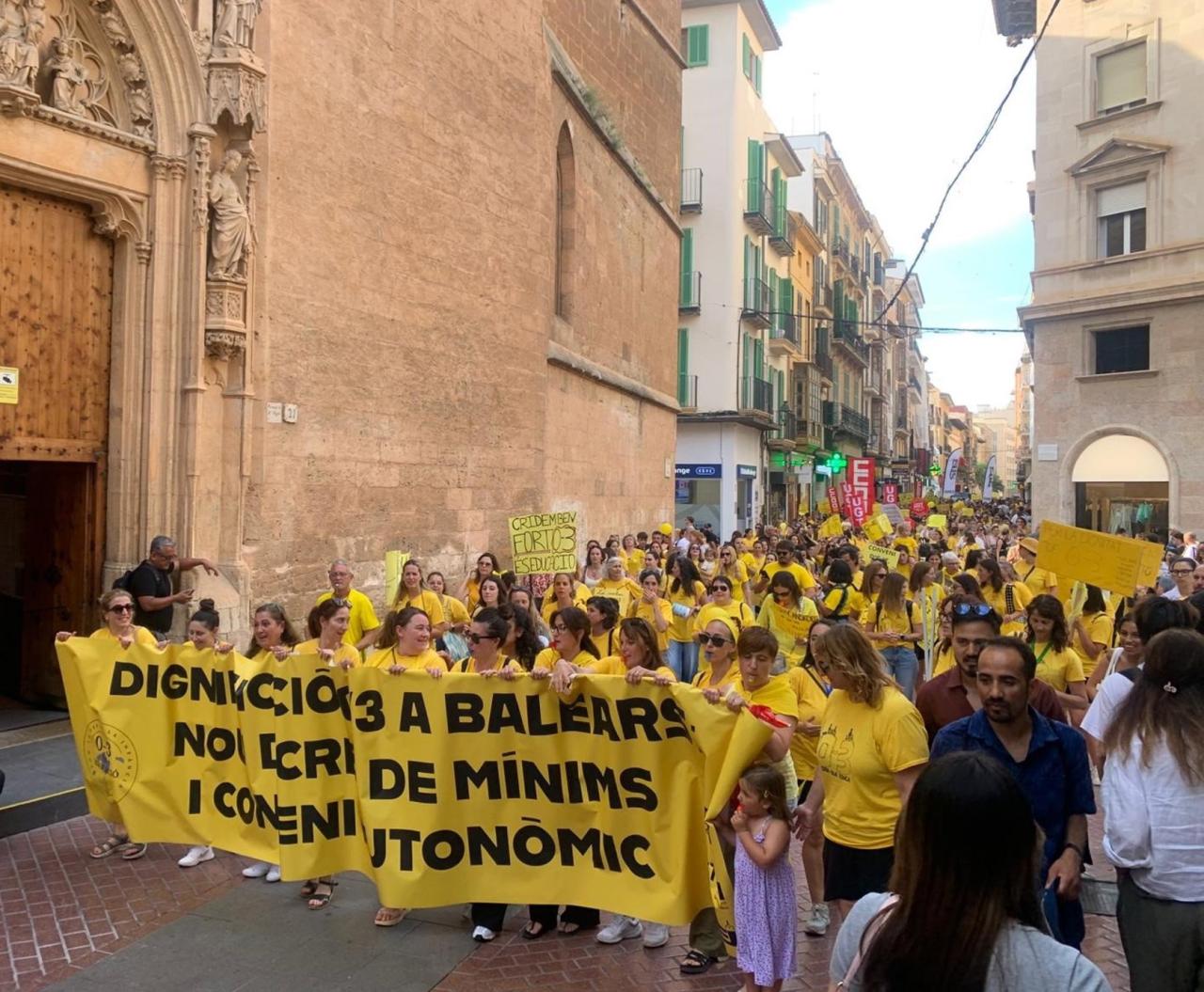 Manifestació per reclamar una educació 0-3 digna i la signatura del ...
