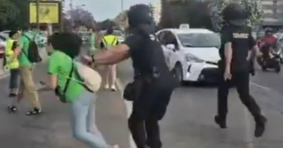 UOB Ensenyament condemna la «brutal agressió» per part d'un agent de ...