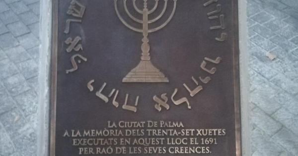 Placa en memòria dels 37 xuetes executats a la plaça Gomila de Palma l ...