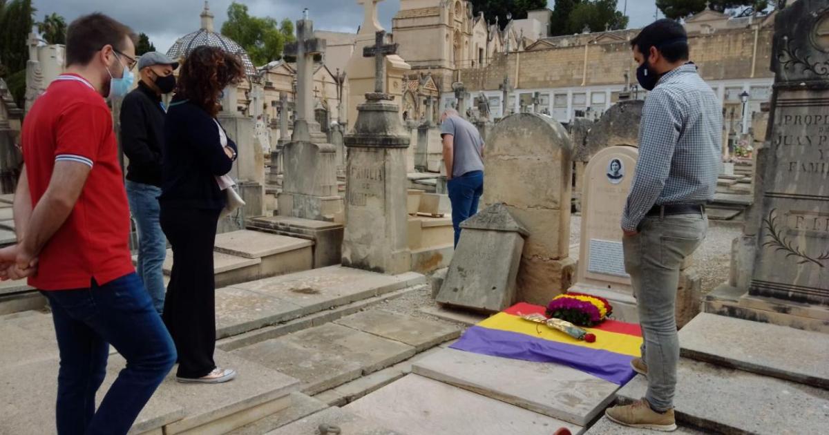 Emotiva ofrena floral a la Matilde Landa en l'aniversari de la seva mort