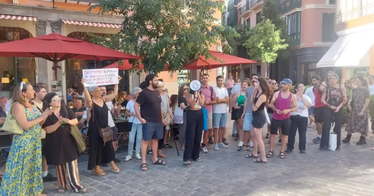 Protesta a la plaça de Cort pel desallotjament de l’antiga presó
